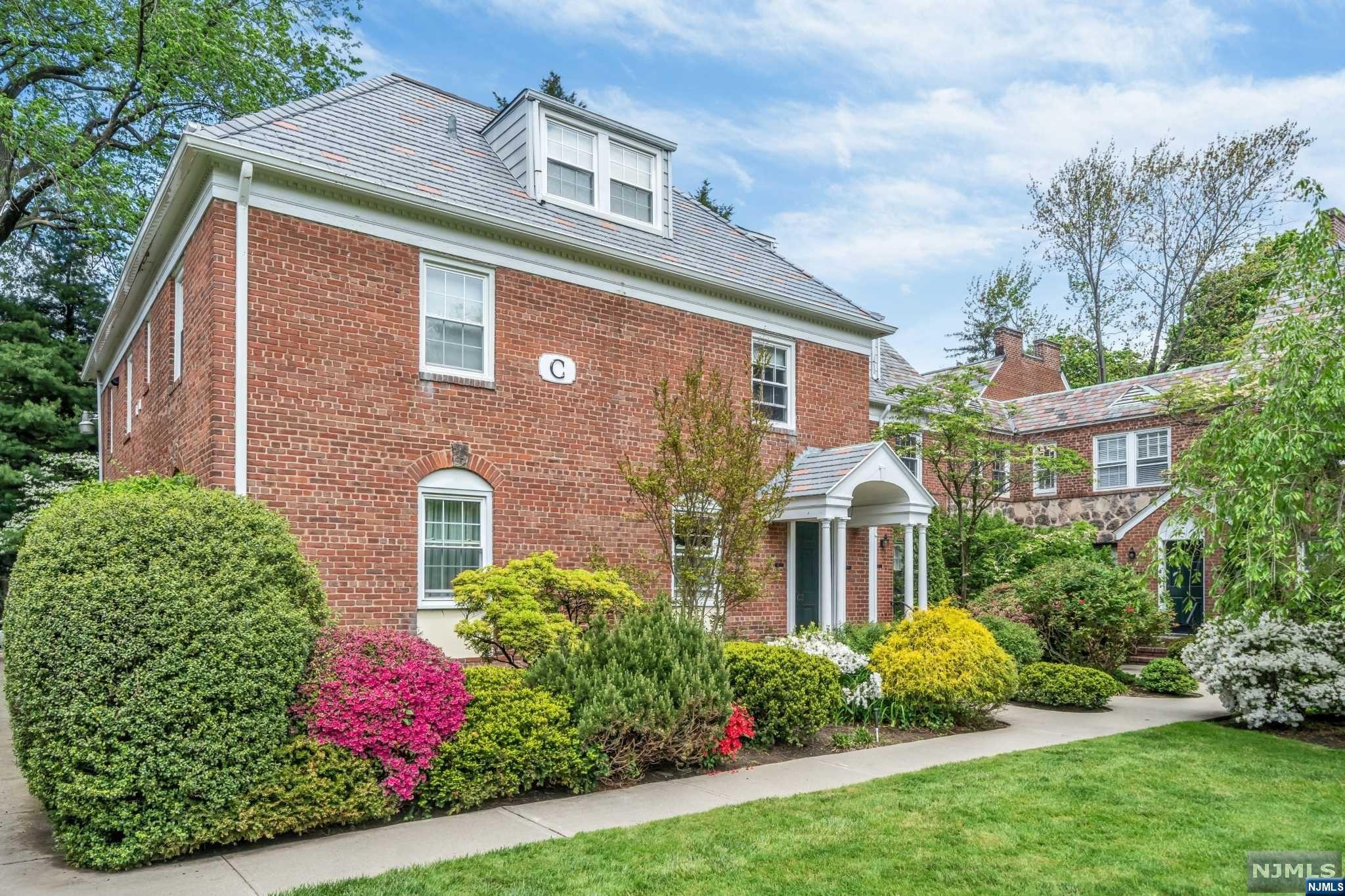 Mls Number 24014336 1 Bed 1 Bath Condo Coop Townhouse Property For 525 000 185 E Palisade