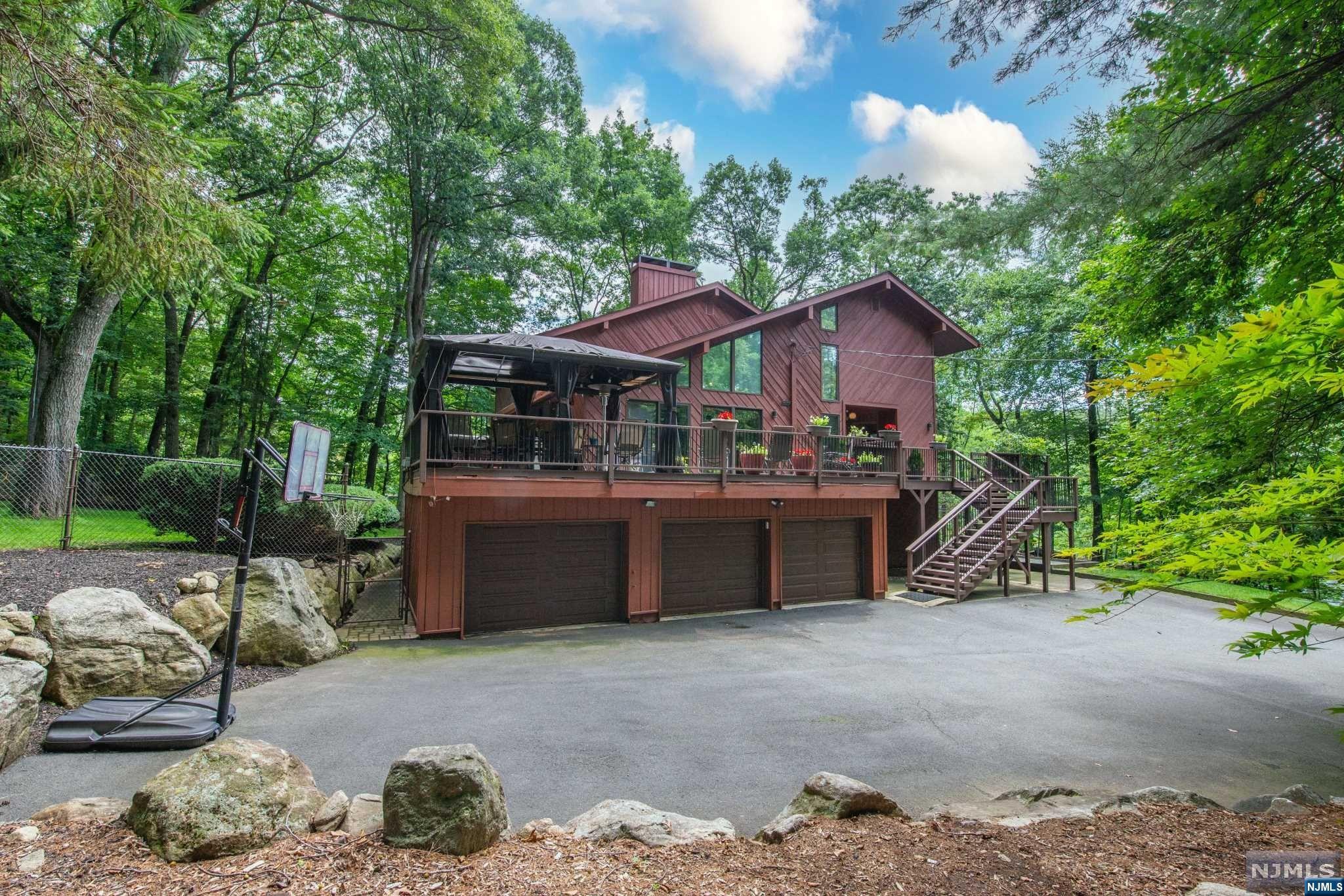 27 Round Hill Road Kinnelon Borough NJ 07405 | Sold