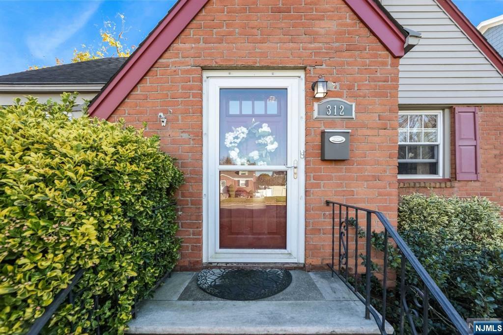 MLS Number 24037284 - 3 bed,1 bath, Residential Property for $548,000 ...