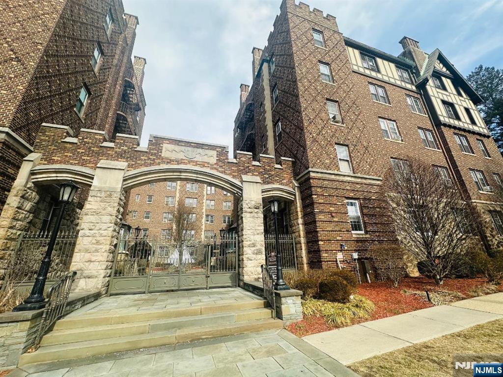 MLS Number 25006018 - 2 bed,1 bath, Condo/Coop/Townhouse Property for ...