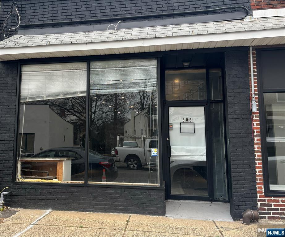 MLS Number 25008655 - Commercial Property for $ 1,850.00 - 306 Queen ...