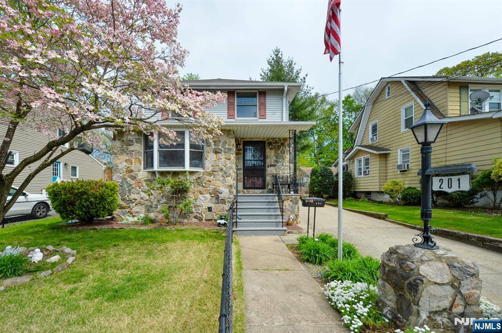 MLS Number 25014124 - 3 bed,1 bath, Residential Property for $575,000 ...