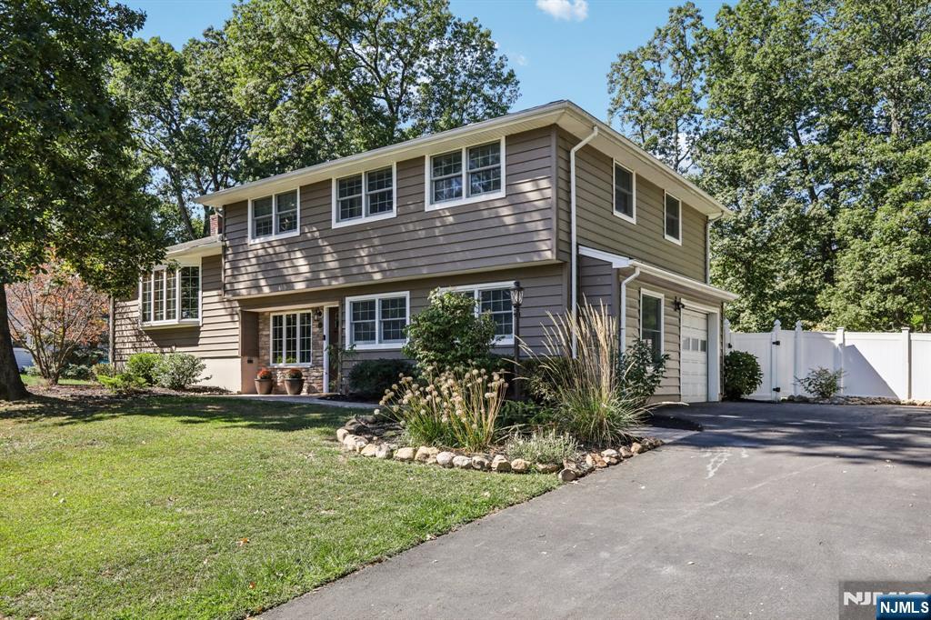 53 Smithfield Road Waldwick NJ 07463 | Pending